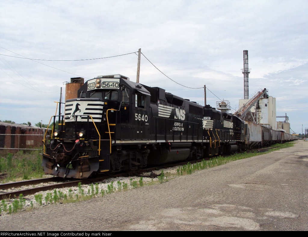 L55 switching Cargill on the orginal N&W main through Circleville